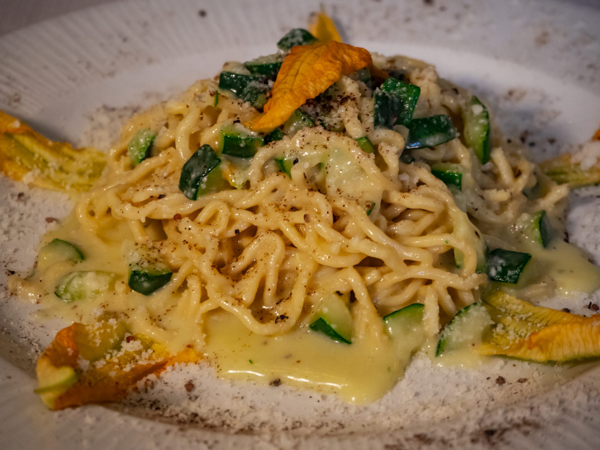 Tonnarelli cacio e pepe, zucchine e fiori di zucca - Ristorante Bernini