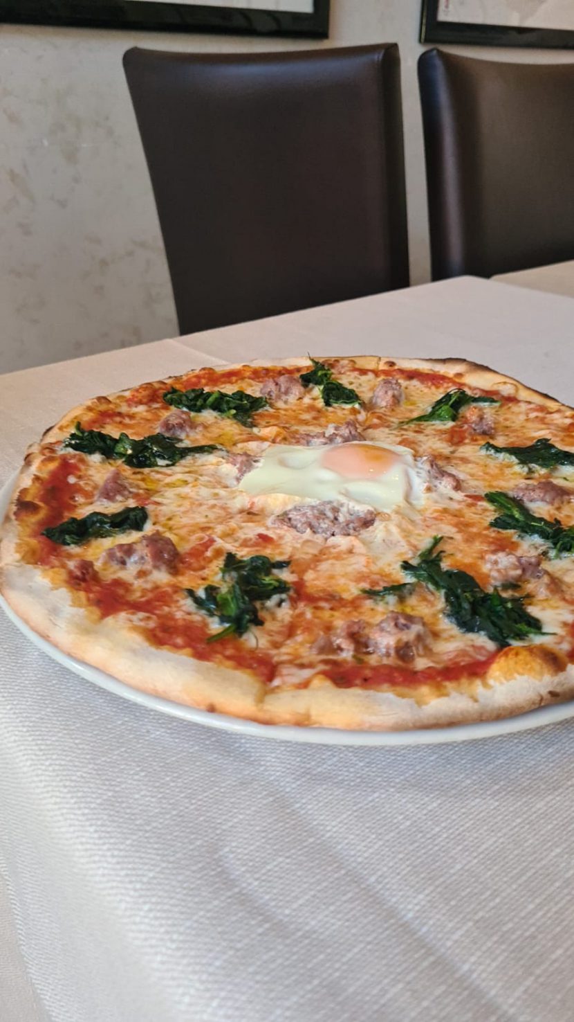 Pizza Bernini con salsiccia, spinaci e uovo - Ristorante Bernini